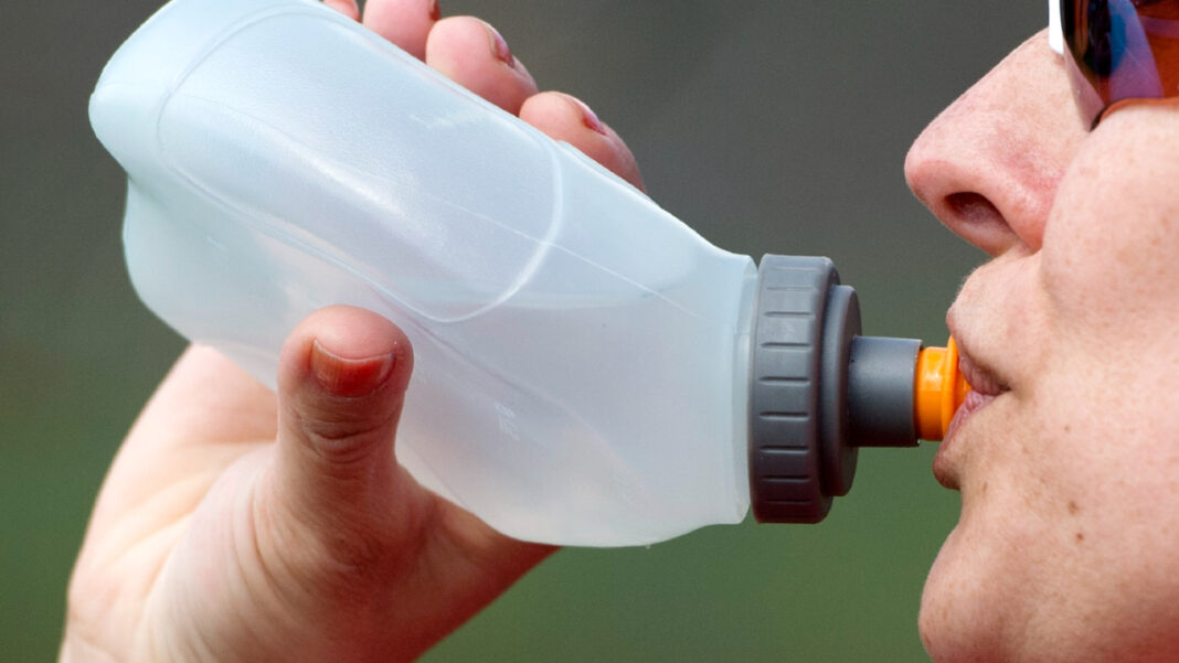 Hur mycket vatten behöver du dricka varje dag? Fakta och råd